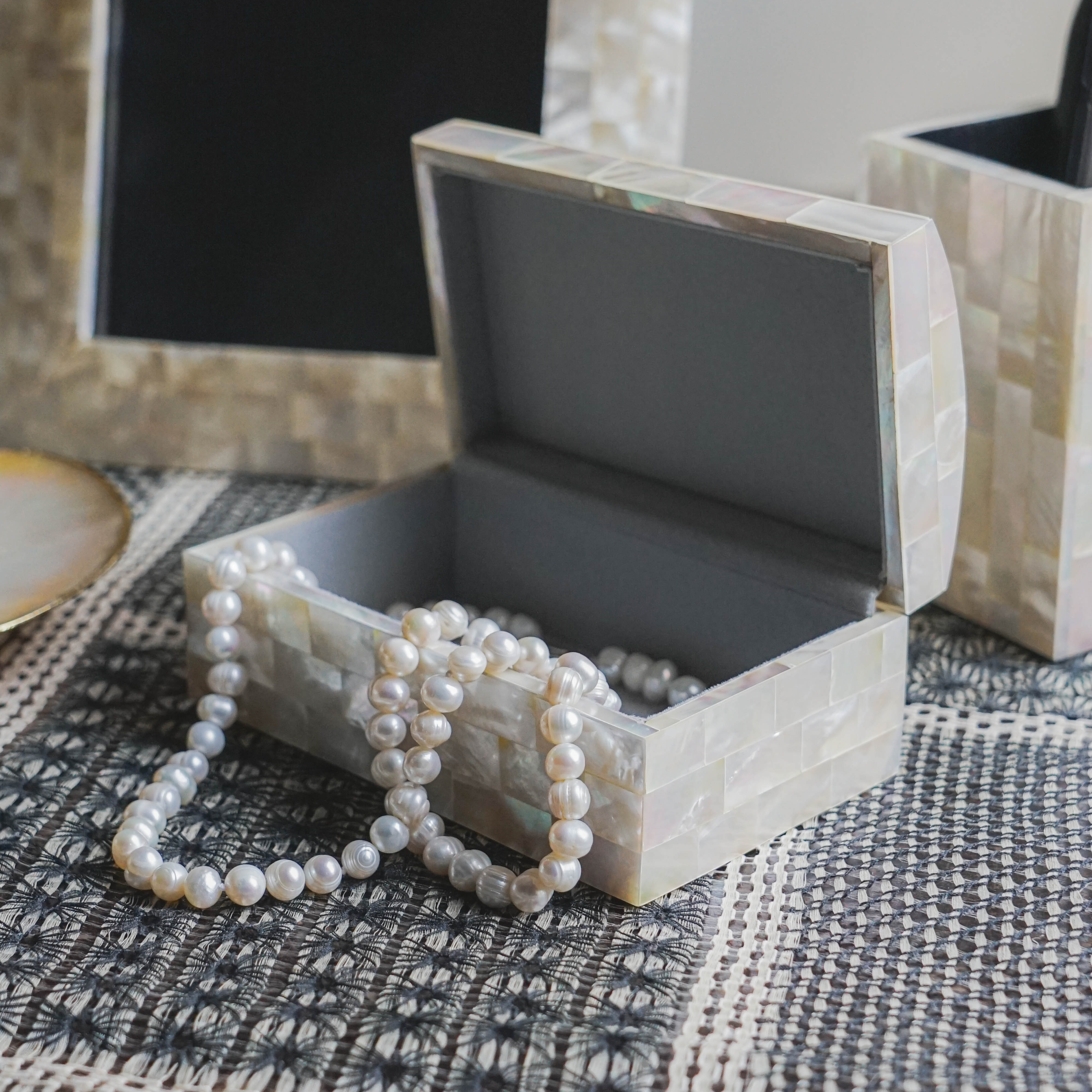Silver White Mother of Pearl Jewelry Box – TESOROS
